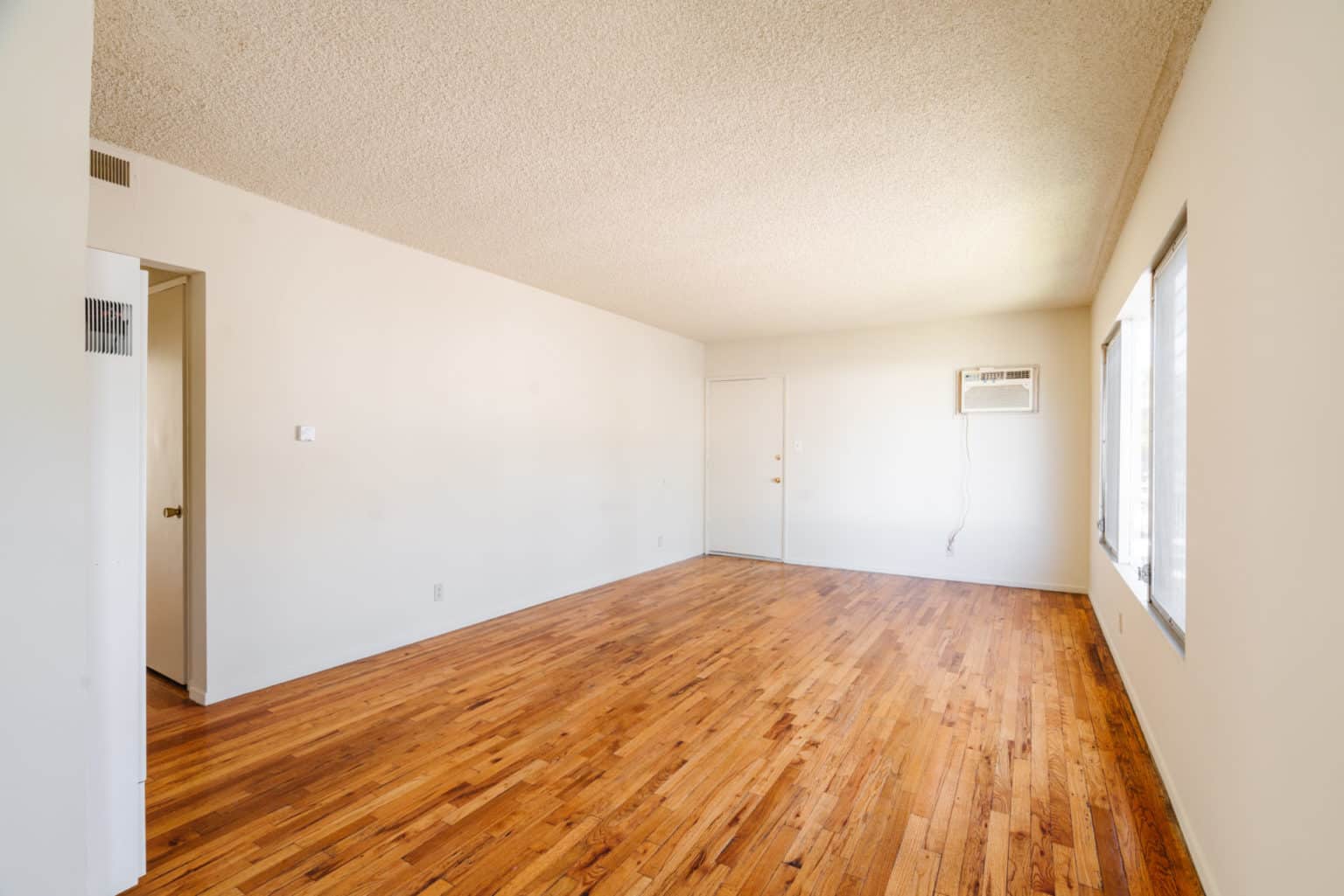 Charming Hollywood Apartment for Lease in Mid-Century Dingbat Building!